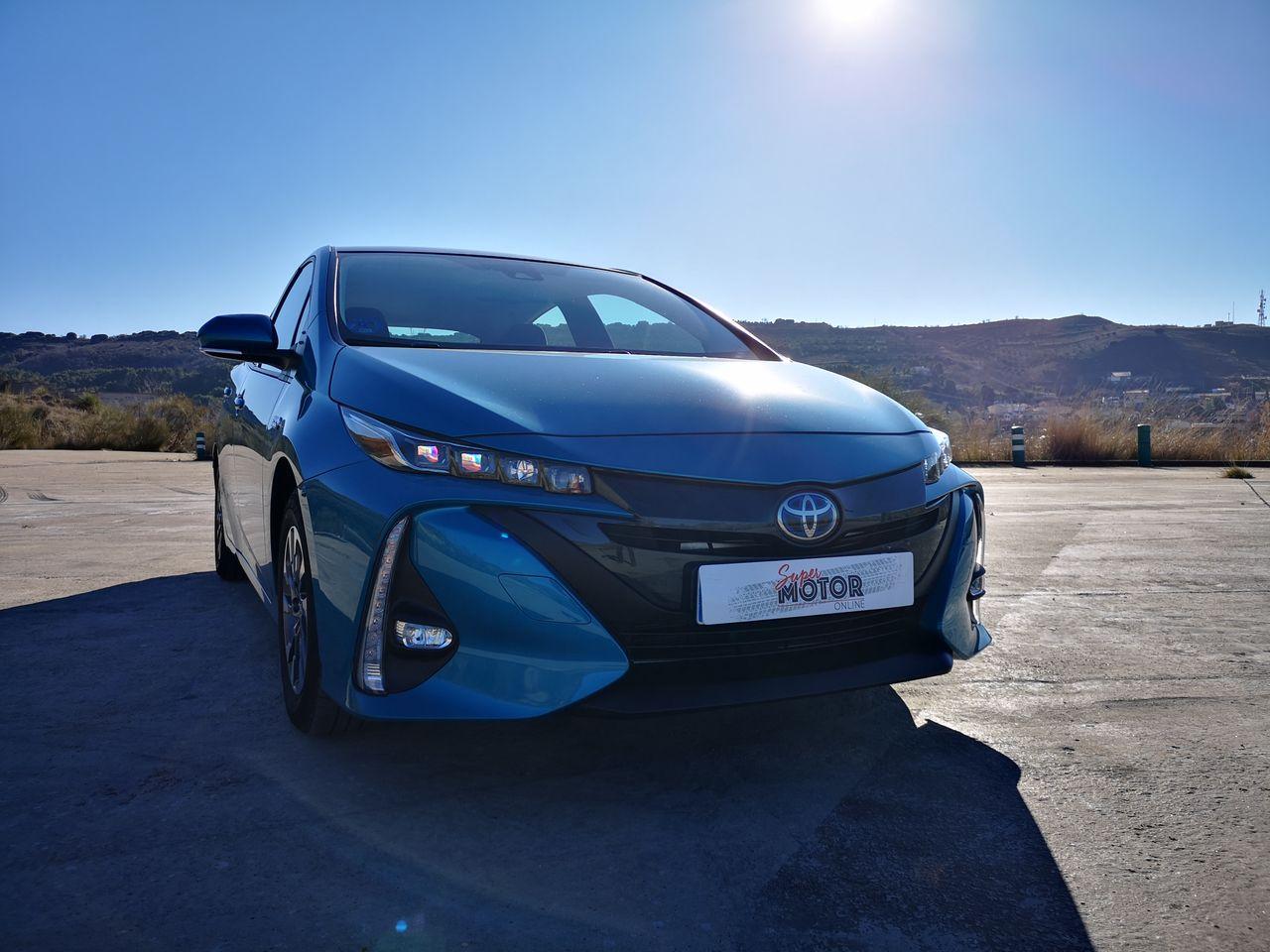 Al volante del Toyota Prius PHEV Solar 2022 – SuperMotor.Online ...
