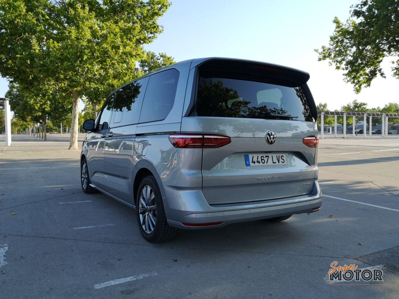 Al volante del Volkswagen Multivan e-Hybrid 2022 - SuperMotor.Online ...