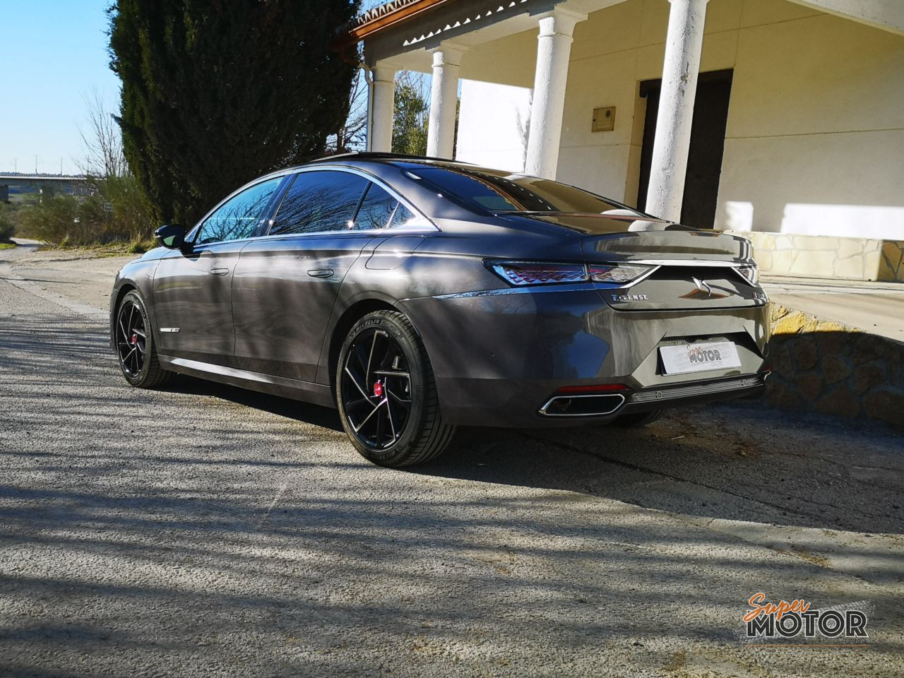 El DS9 e-Tense 2023: una berlina buena y muy bonita, pero fuera de ...