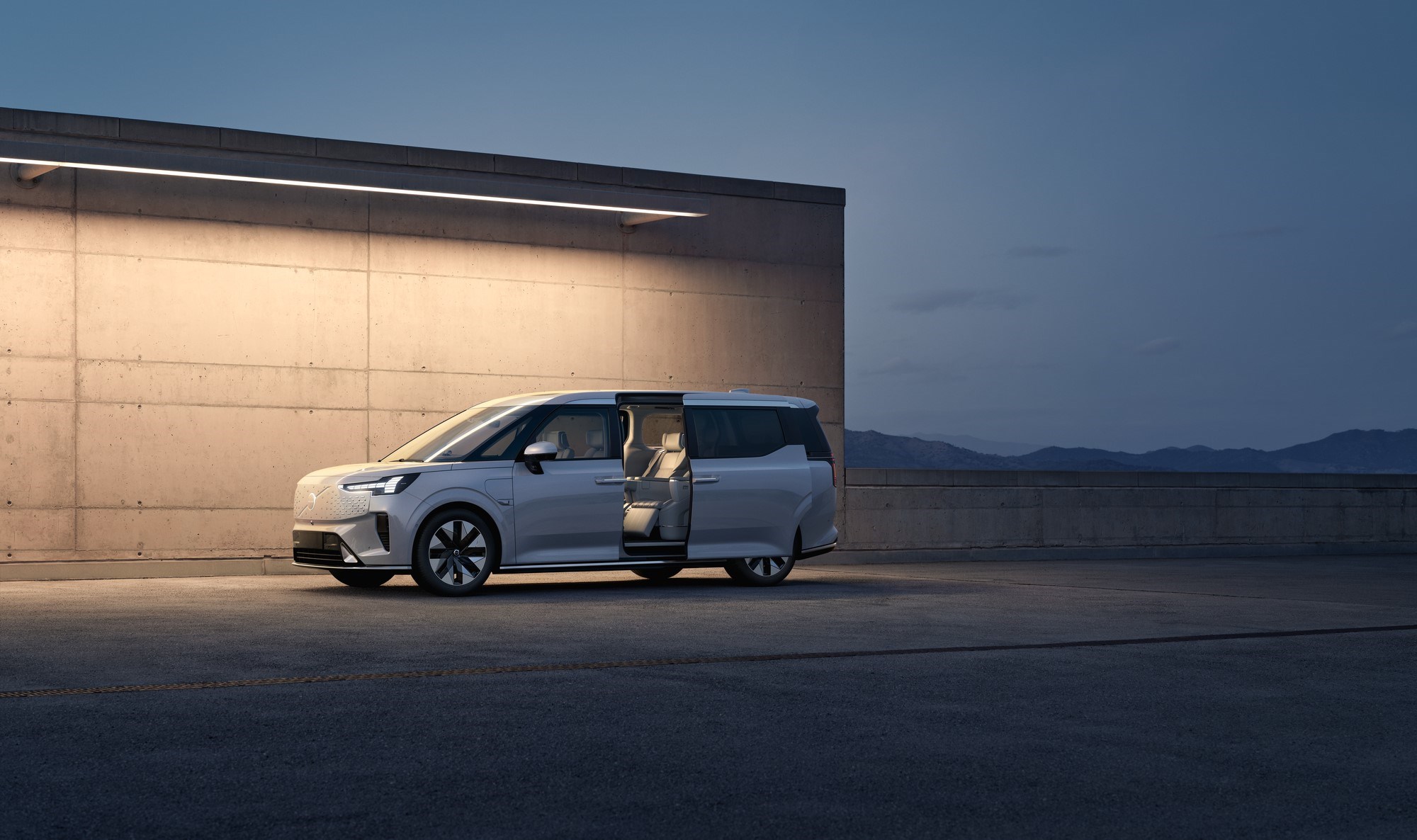 Descubre el Volvo EM90: Más que un Vehículo, un Espacio para Conectar ...