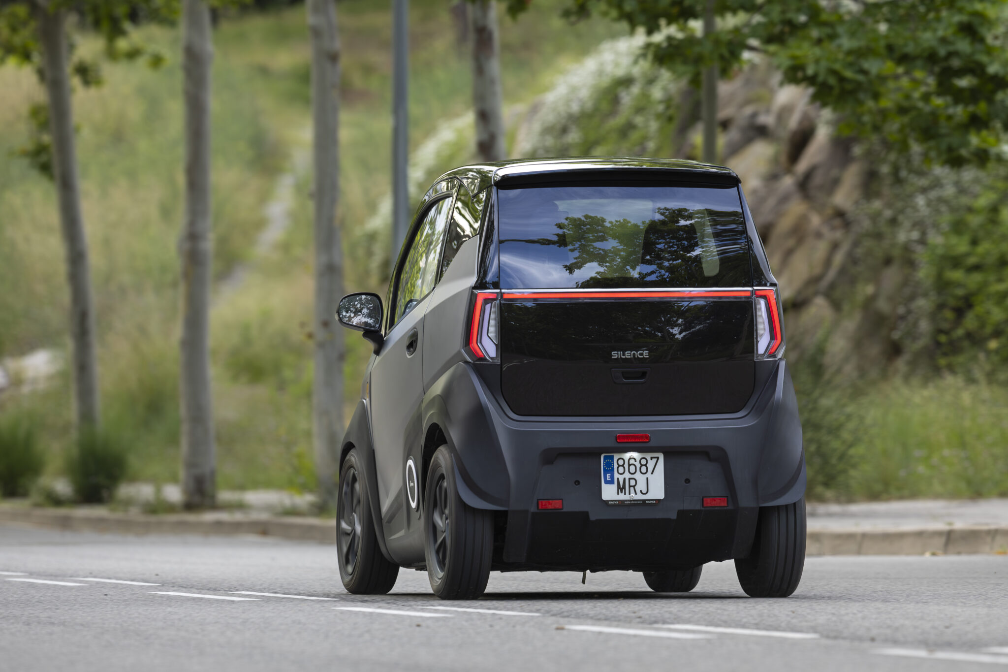 Acciona lanza al mercado el Silence S04, el Primer «NANOCAR» Urbano ...